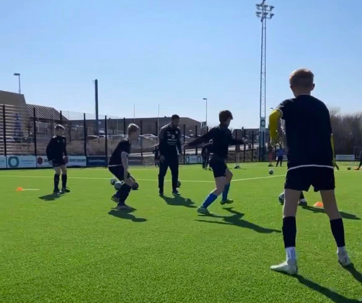 Førsteholdets trænerteam overtog træningen for Hobro IKs U13-hold ...